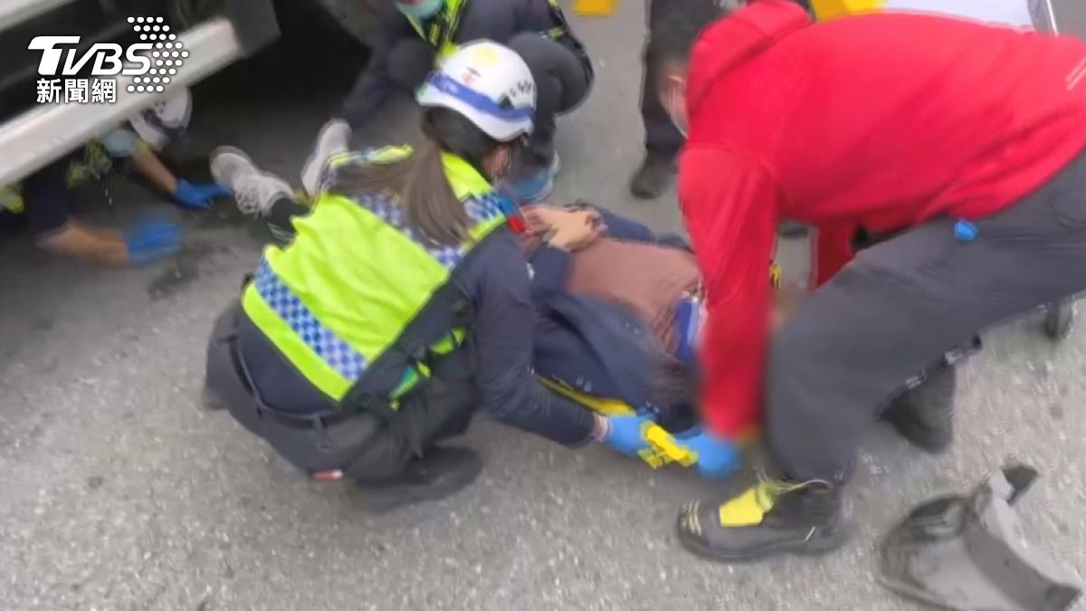 70噸吊車煞車失靈狂撞11車！外送員「捲入車底求救」驚險畫面曝│TVBS新聞網