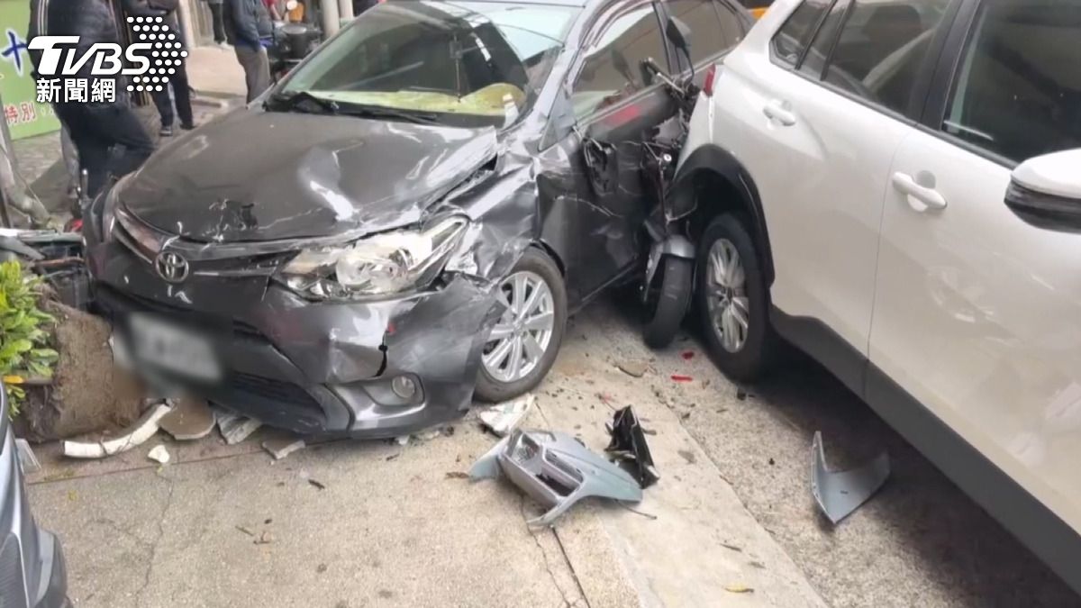 70噸吊車煞車失靈狂撞11車！外送員「捲入車底求救」驚險畫面曝│TVBS新聞網