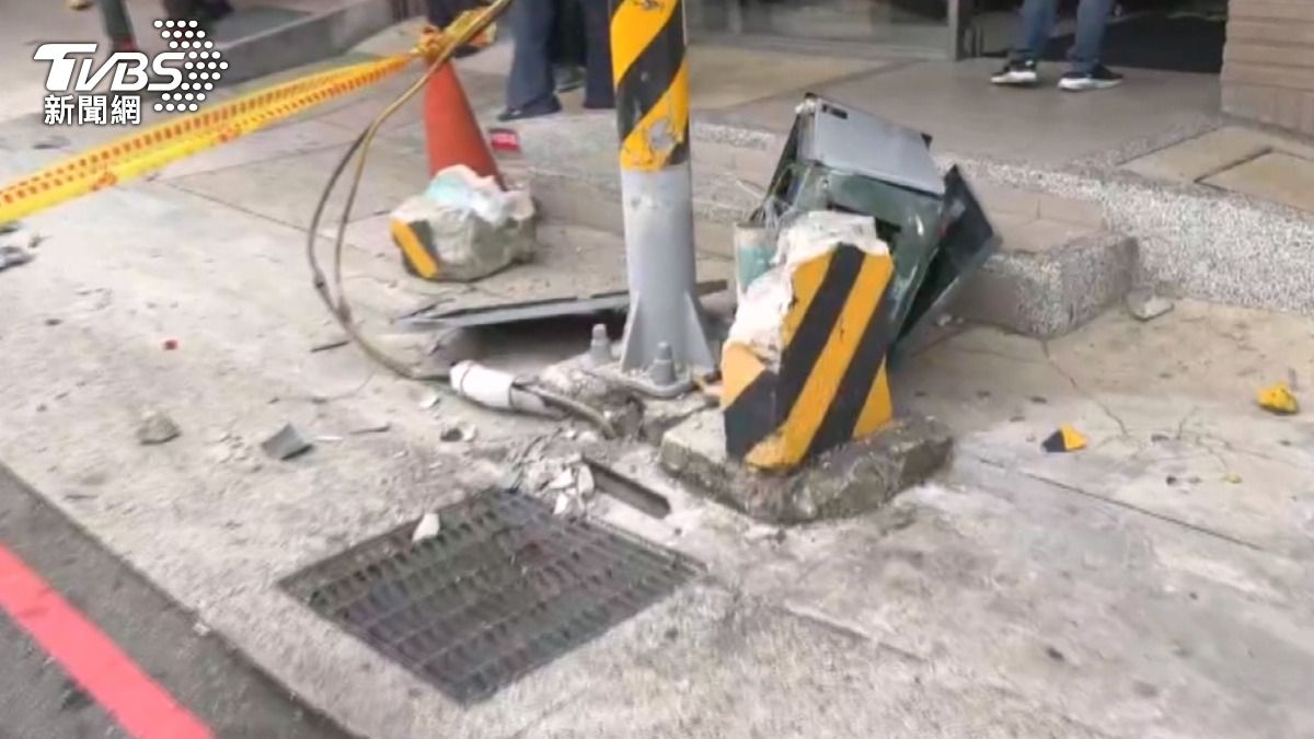 70噸吊車煞車失靈狂撞11車！外送員「捲入車底求救」驚險畫面曝│TVBS新聞網
