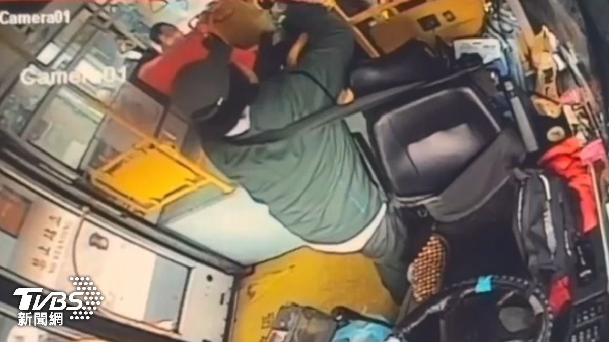 女乘客公車上突亮刀！司機「徒手擋攻擊」秒停車疏散乘客│TVBS新聞網