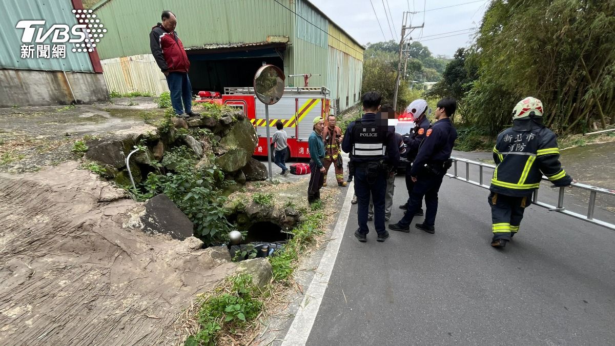 阿北出事了！五股80歲翁騎車恍神摔進水溝 連人帶車卡洞獲救│TVBS新聞網