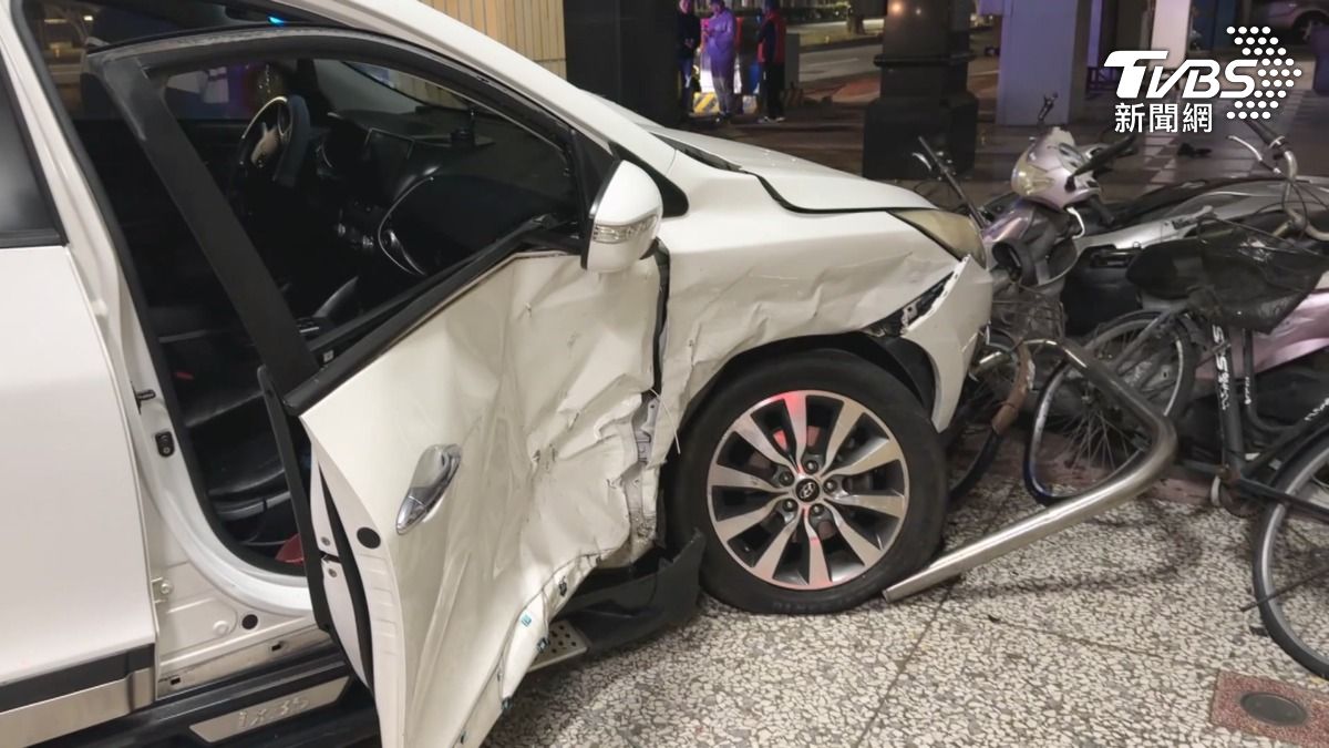 台中凌晨兩車對撞衝進騎樓！白休旅「搶快左轉」釀6傷波及5車│TVBS新聞網