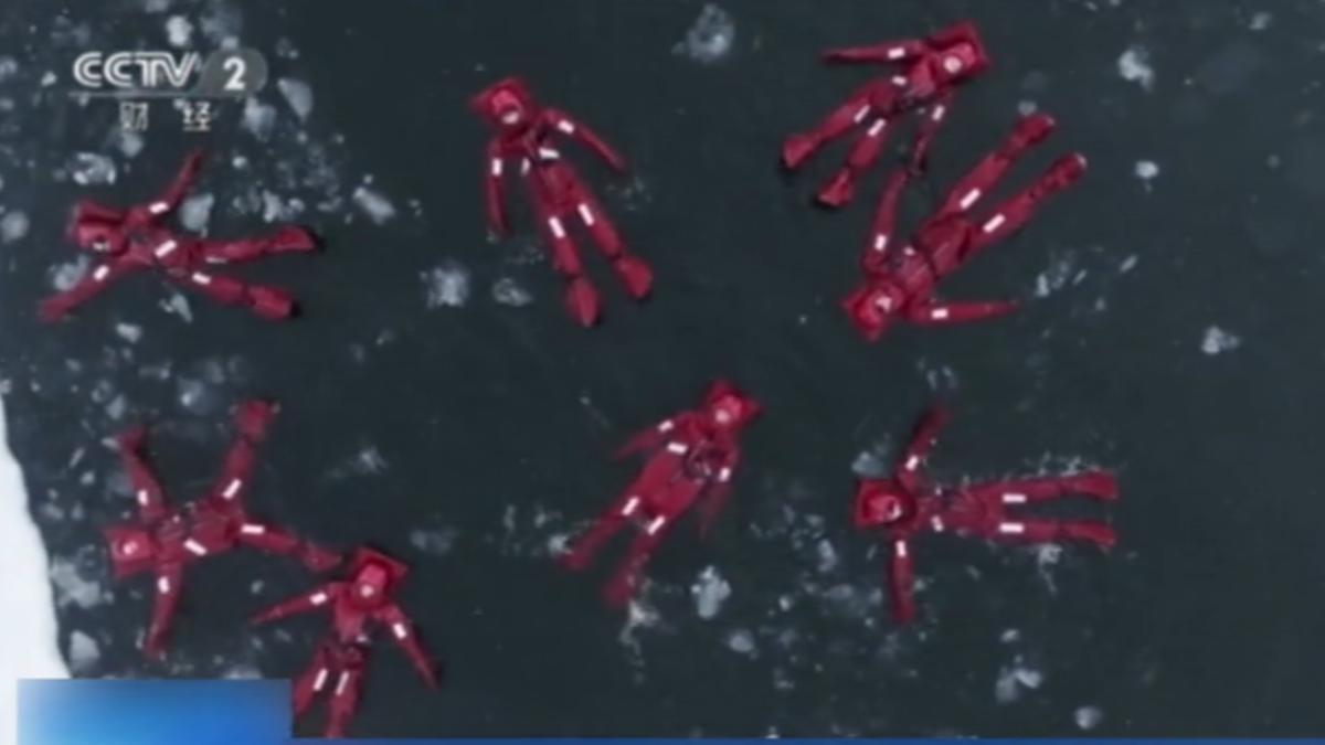 躺著就能玩！陸「懶人冰浮」爆紅 穿特製服漂冰湖不怕冷│TVBS新聞網