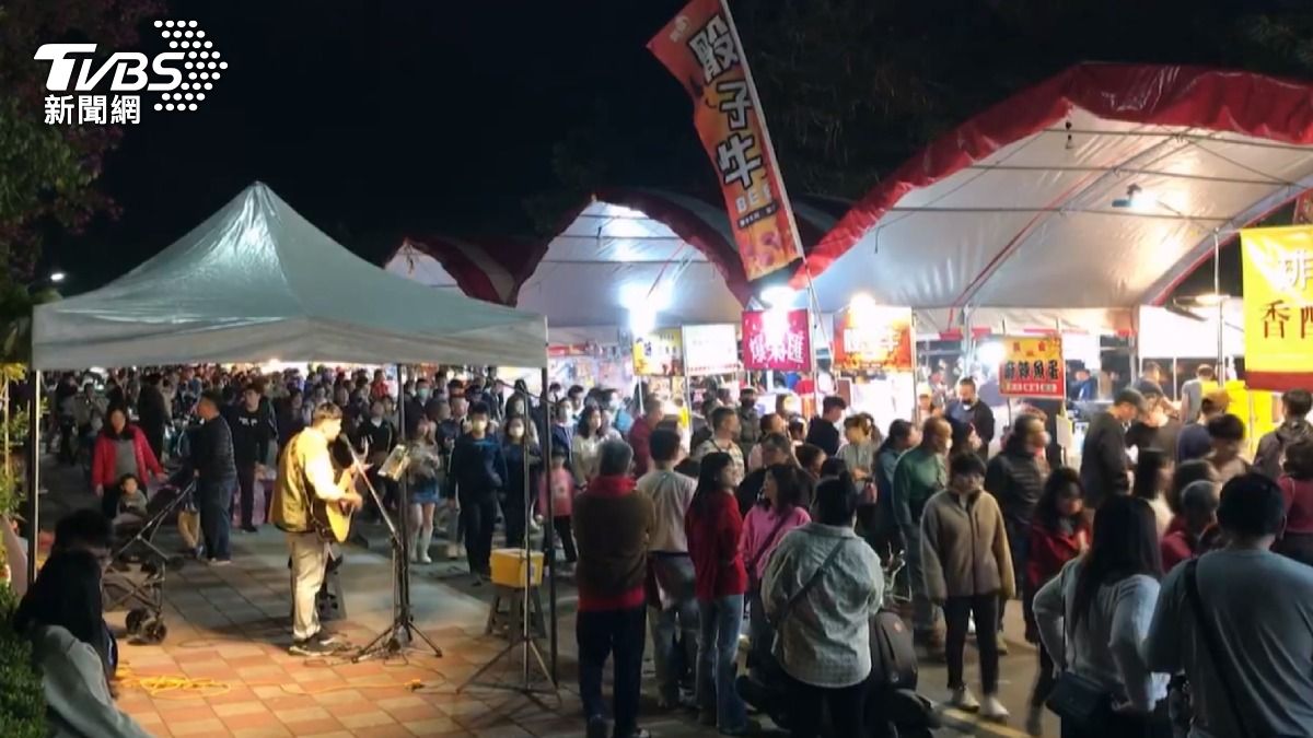 搶過年財！高雄知名花生糖排爆 潮州春節市集攤位標34萬天價│TVBS新聞網