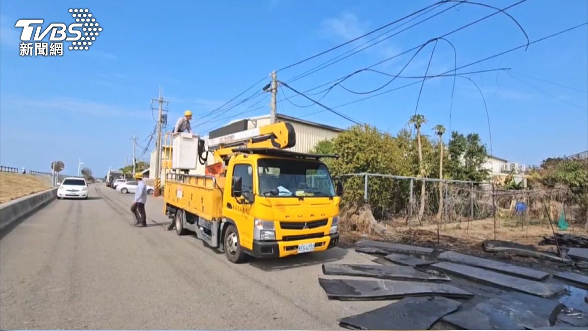 苗栗空地船墊起火「黑龍竄天」！燒400平方公尺 電纜燒熔急搶修│TVBS新聞網