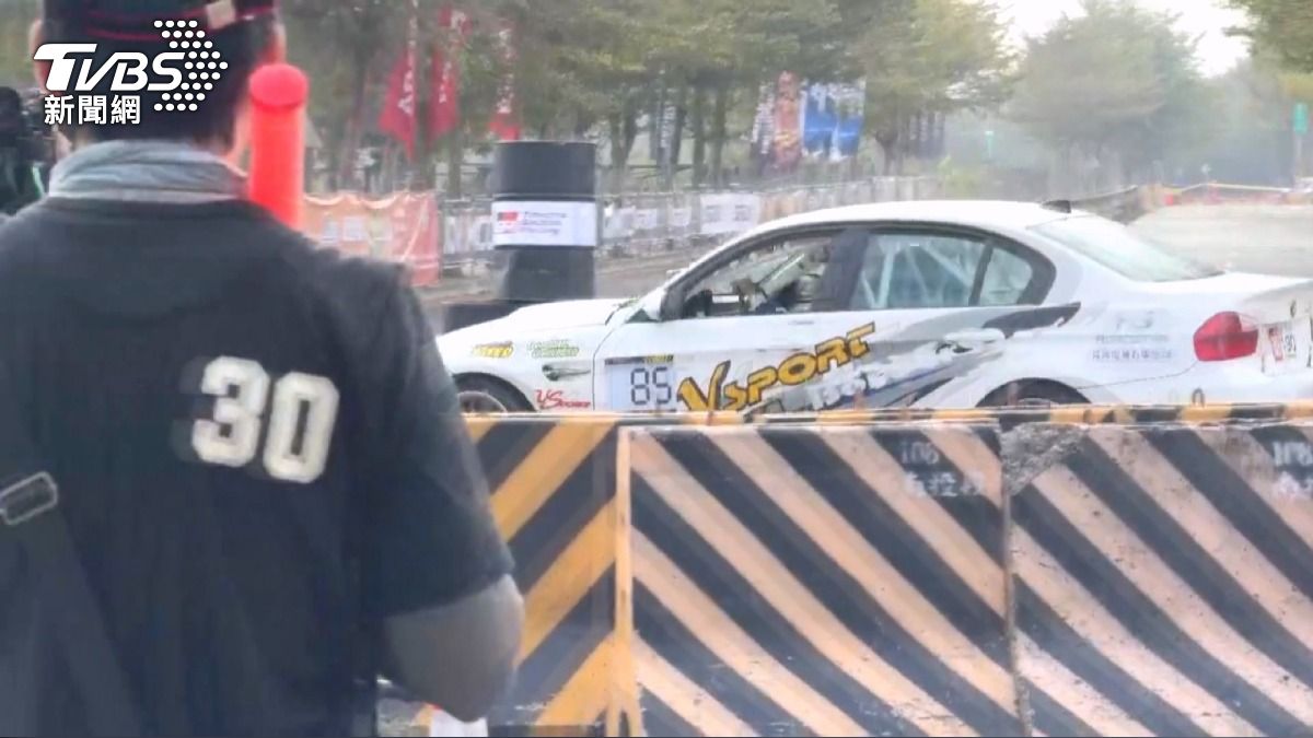 清晨7點就卡位！車迷從高雄北上朝聖 只為一睹「這輛車」│TVBS新聞網