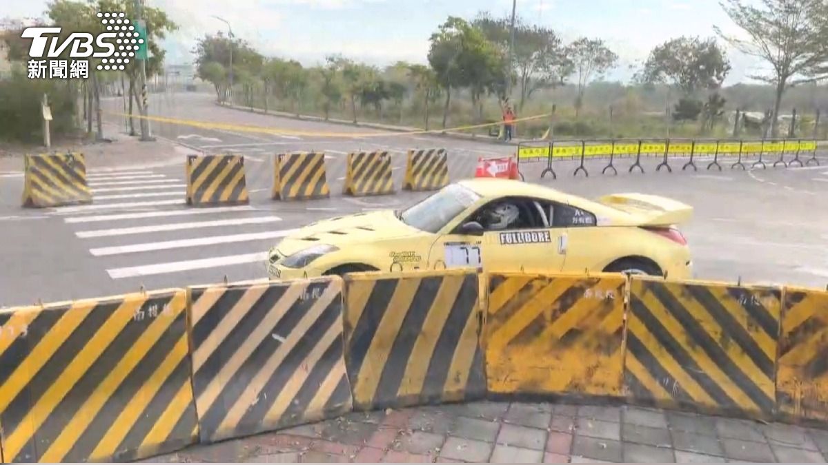 清晨7點就卡位！車迷從高雄北上朝聖 只為一睹「這輛車」│TVBS新聞網