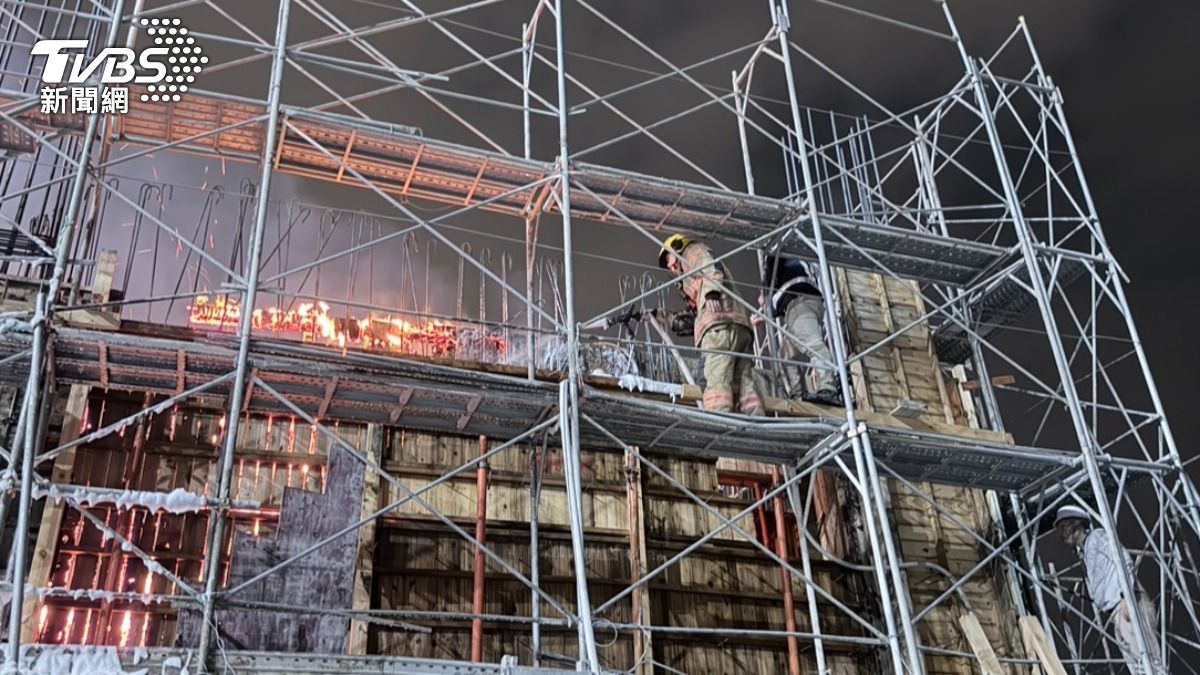 辛苦了！台南新建案火警 義消揹水線爬26樓：爬到懷疑人生│TVBS新聞網