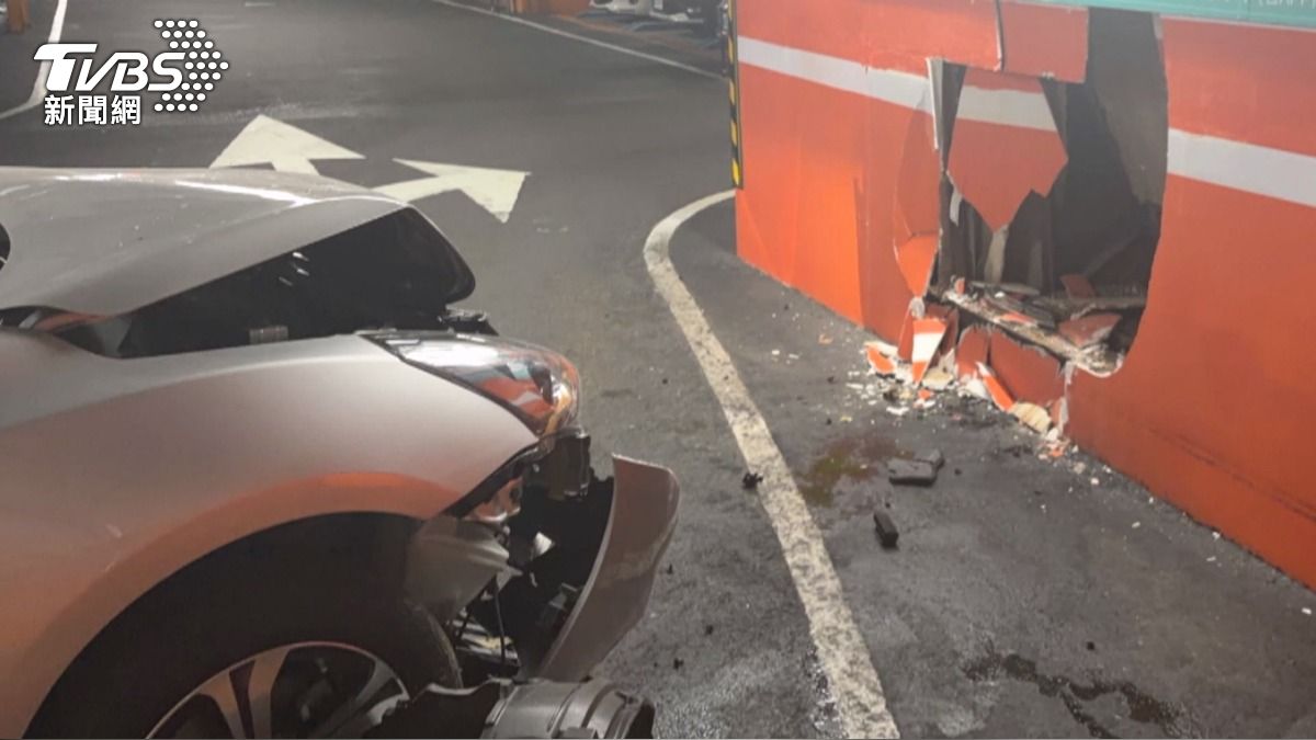 停車變穿牆？外籍男「撞破百貨牆」 車頭全毀稱煞車失靈│TVBS新聞網