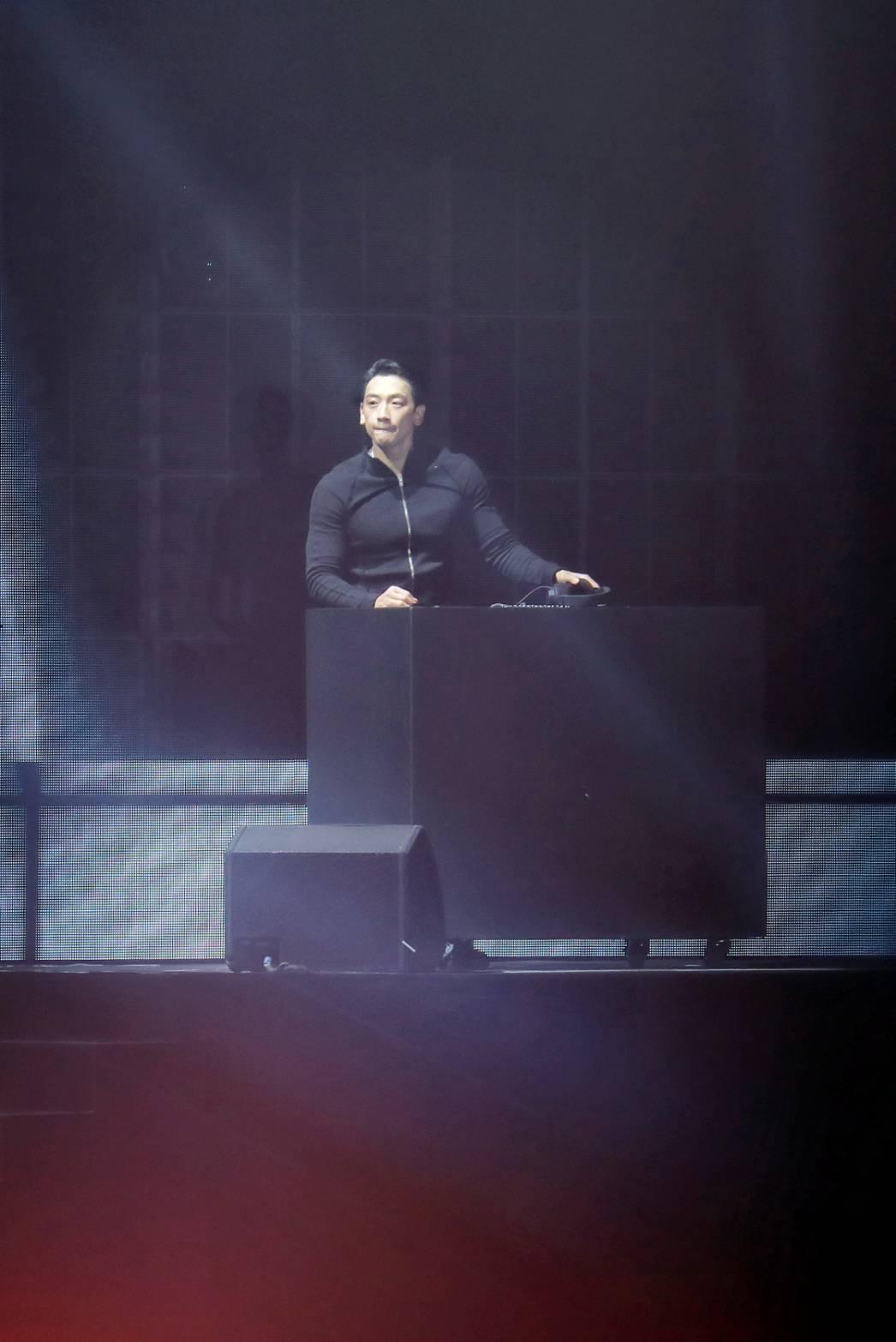 直擊／RAIN直接卡歌不唱了！拉男觀眾上台遭躺胸 還追問他名字│TVBS新聞網