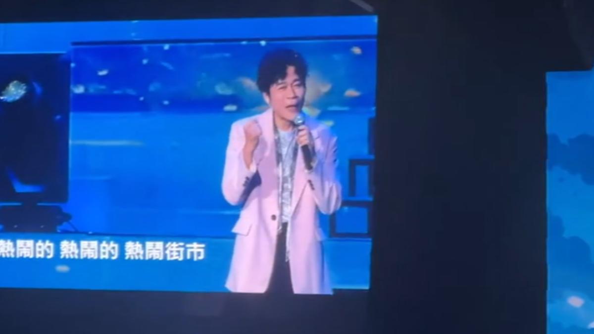 花3600帶媽看洪榮宏卻沒座位！他控超賣「坐階梯看完全場」│TVBS新聞網