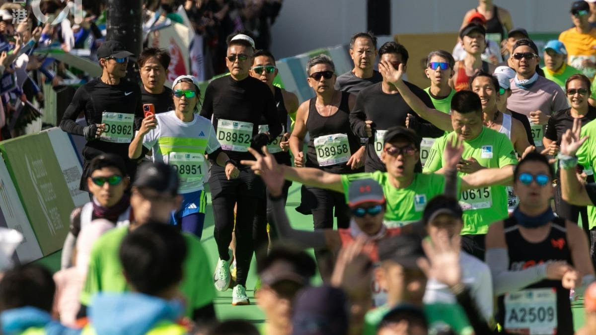 發哥來了！70歲周潤發再戰馬拉松 10K賽事親民揮手超吸睛│TVBS新聞網