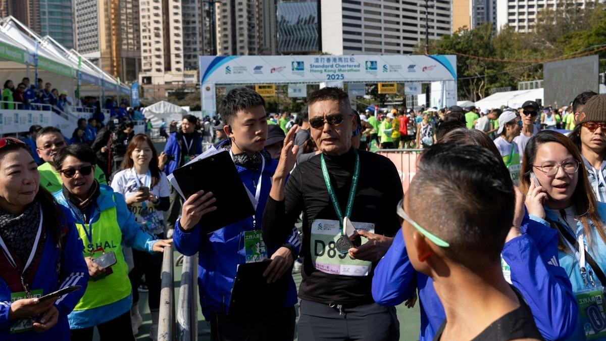 發哥來了！70歲周潤發再戰馬拉松 10K賽事親民揮手超吸睛│TVBS新聞網