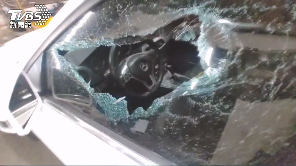 監視器全錄！男衝太快先滑一跤 爬起猛砸雙B轎車秒逃│TVBS新聞網