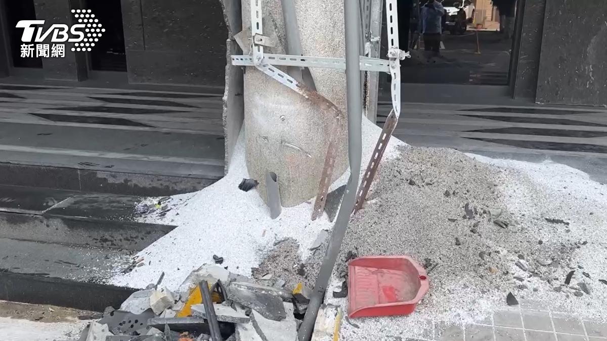 停車場驚魂！ 轎車失控「飛撞柱子」碎片四噴 飯店損失40萬│TVBS新聞網