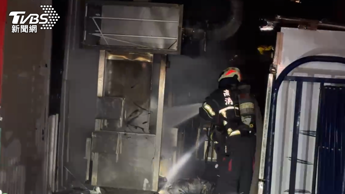 六合夜市深夜火災！燒烤攤剛開業1月 炭火未熄18萬燒沒了│TVBS新聞網