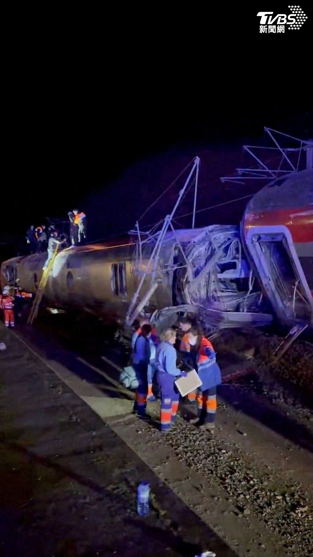 西班牙2列高鐵脫軌相撞 已知10死100傷│TVBS新聞網