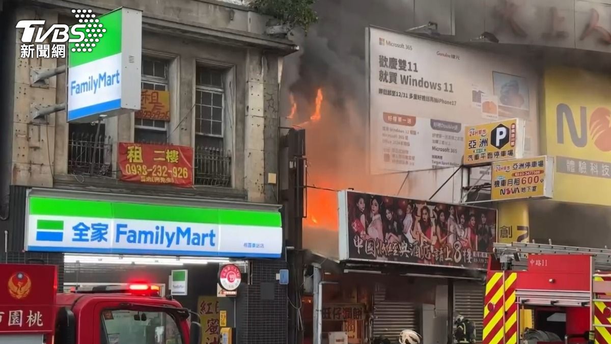 快訊／桃園NOVA大樓旁火災！烈焰、黑煙狂竄 近百警消搶救中│TVBS新聞網