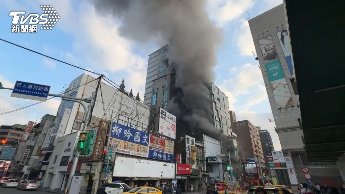 快訊／桃園NOVA大樓旁火災！烈焰、黑煙狂竄 近百警消搶救中│TVBS新聞網