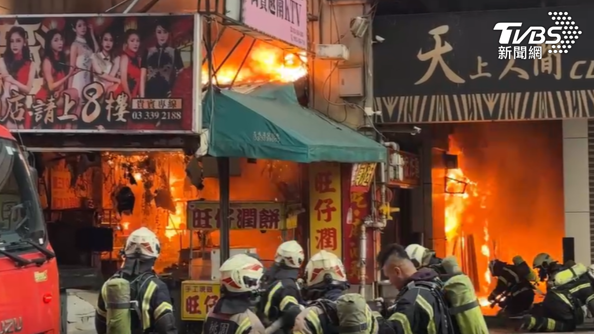 桃園火警！鄰近火車站鐵皮通道內小吃攤燒毀 消防員灌救40分鐘滅火│TVBS新聞網
