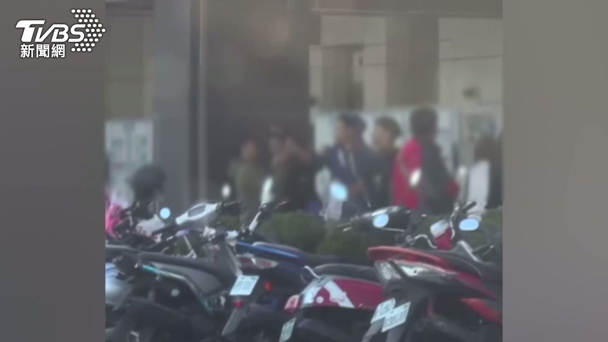 彰化火車站驚見持刀挾持！男掐移工脖子 自稱「主持正義」│TVBS新聞網