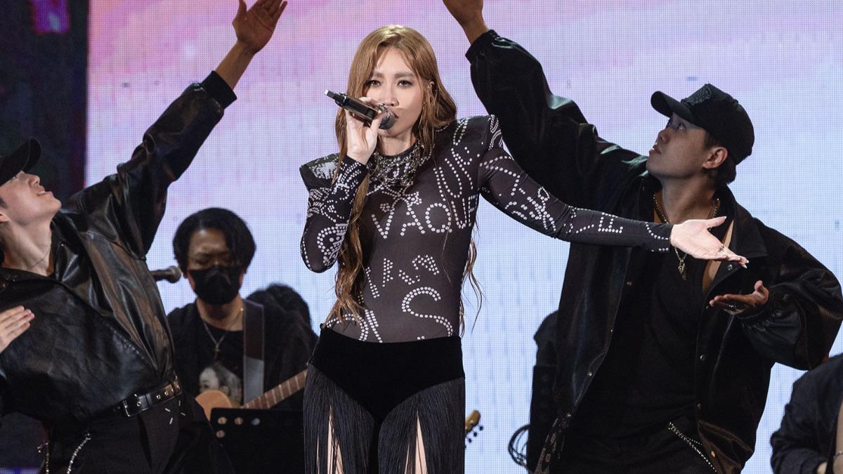 A-Lin大巨蛋開唱！再現「那魯ONE」 念錯這字認英文不好全場噴笑│TVBS新聞網