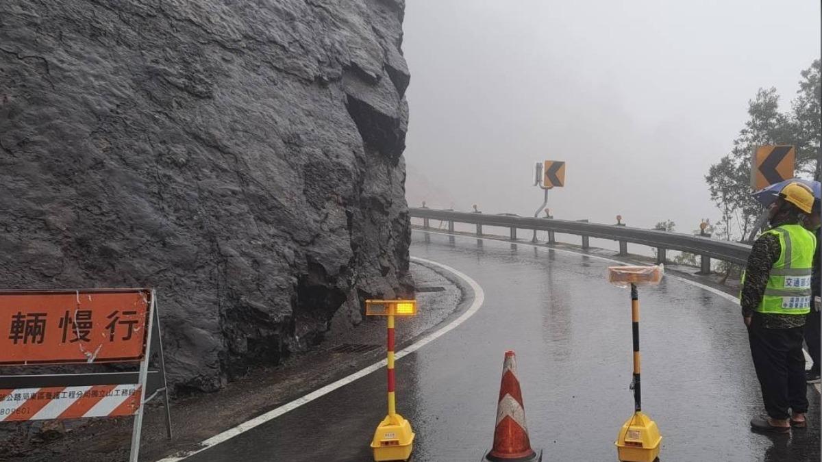 下雨落石多！北橫台七線明池段「大量土石崩落」 道路封閉│TVBS新聞網