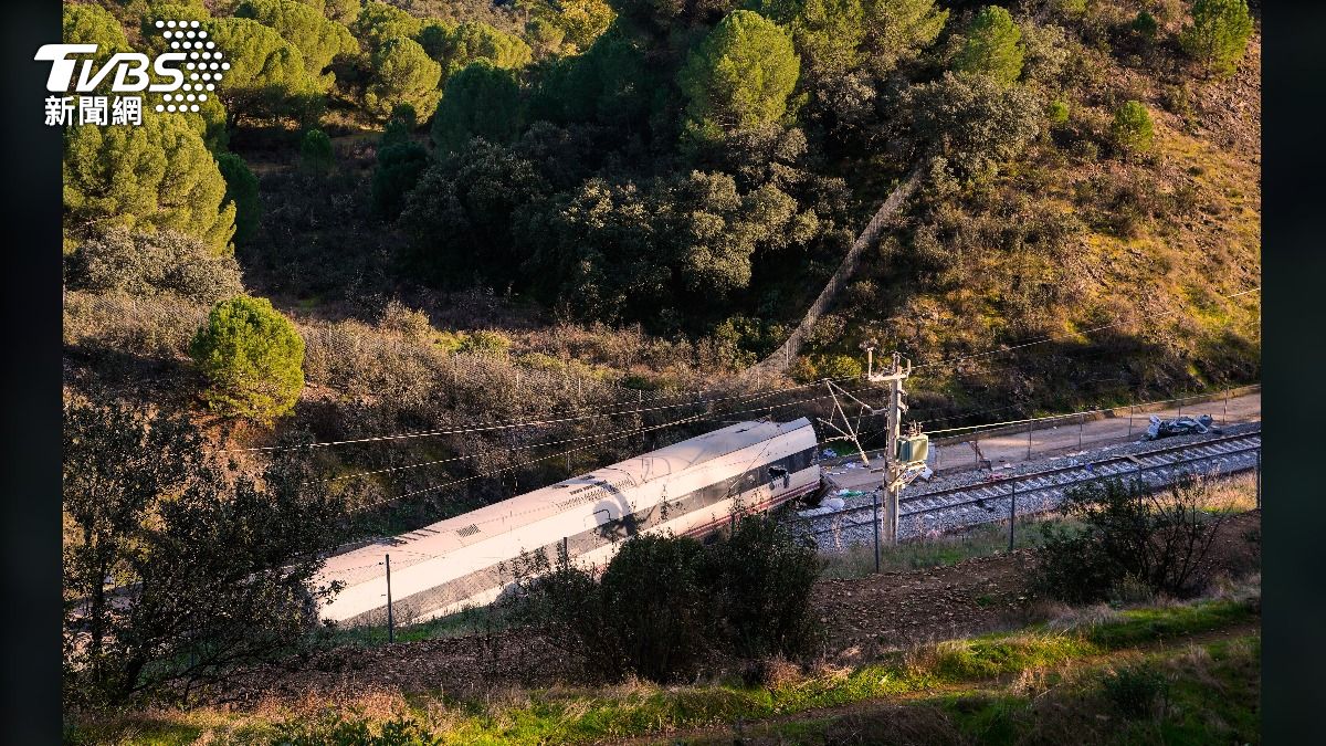 西班牙高鐵對撞39死！時速200公里猛撞 倖存者淚：看著他們死去│TVBS新聞網