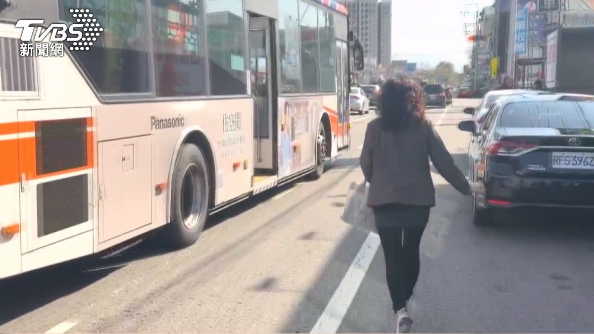 公車司機化身「乘車教官」！乘客招手不標準 一上車就開課│TVBS新聞網