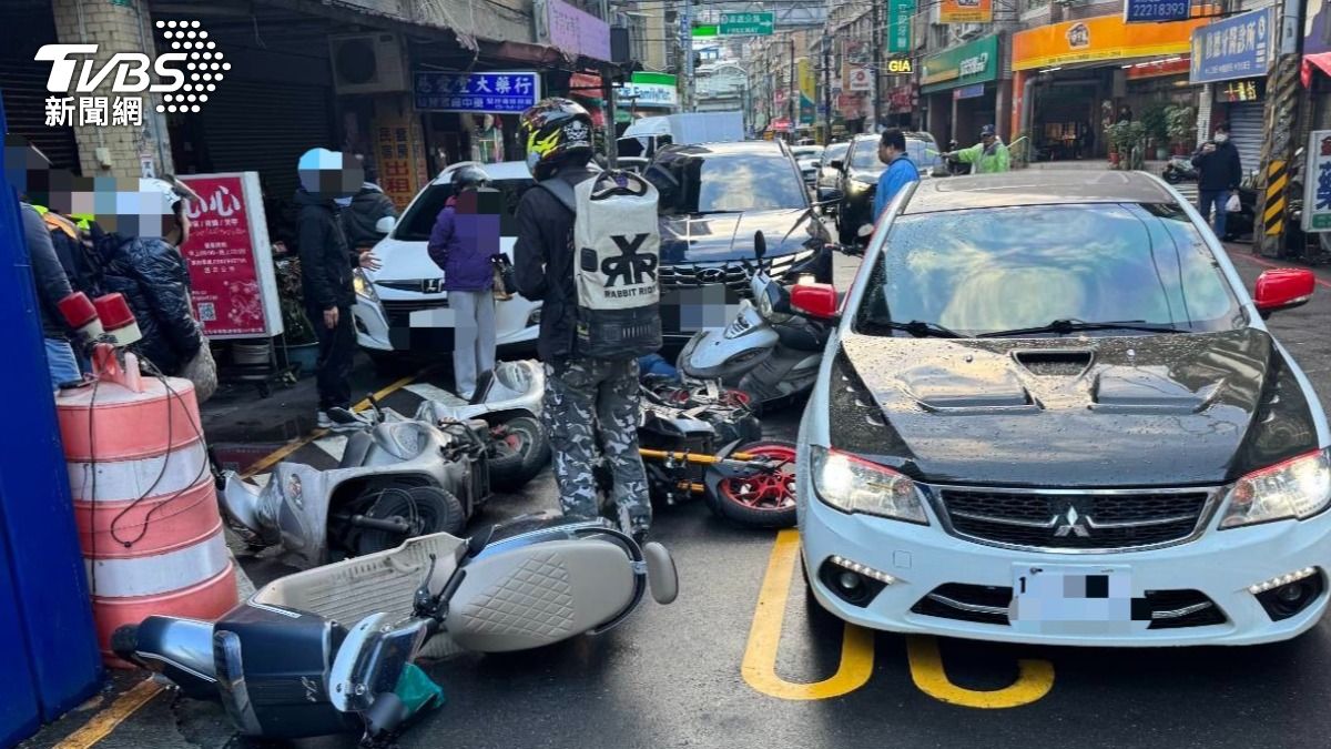 中和轎車停等紅燈暴衝撞8車 騎士遭壓車底16警抬車搶救│TVBS新聞網