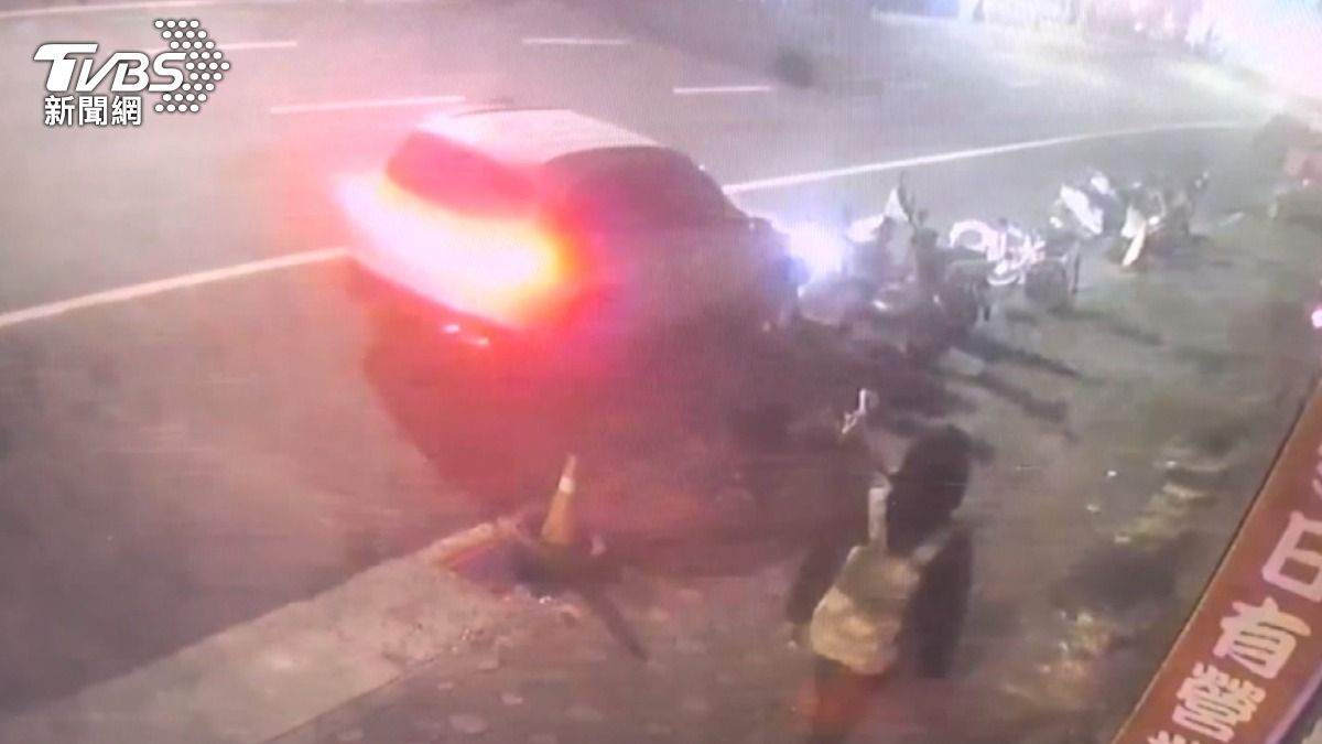 白車如保齡球狂滑！70歲女「1動作沒做」連撞5車 路人目瞪口呆│TVBS新聞網