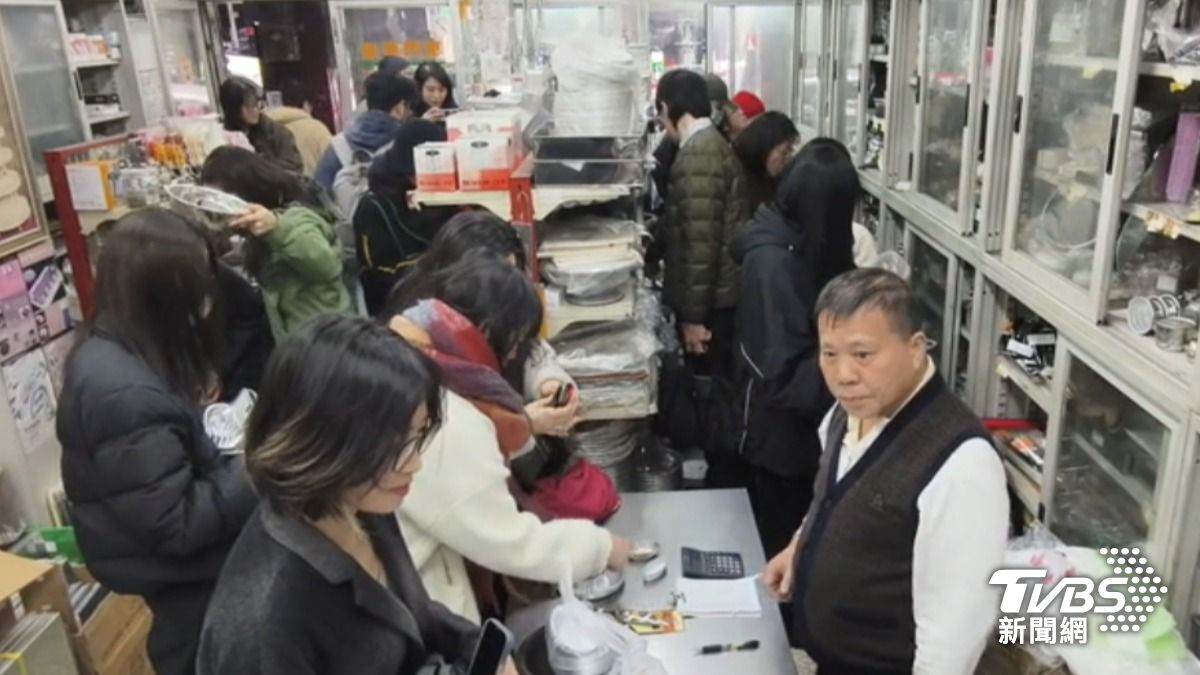 烘焙模具界的LV！ 70年老店「白鐵號」熄燈 清倉拍賣被擠爆│TVBS新聞網