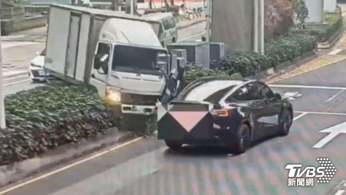 內湖小貨車突暴撞分隔島，衝對向車道險撞特斯拉│TVBS新聞網
