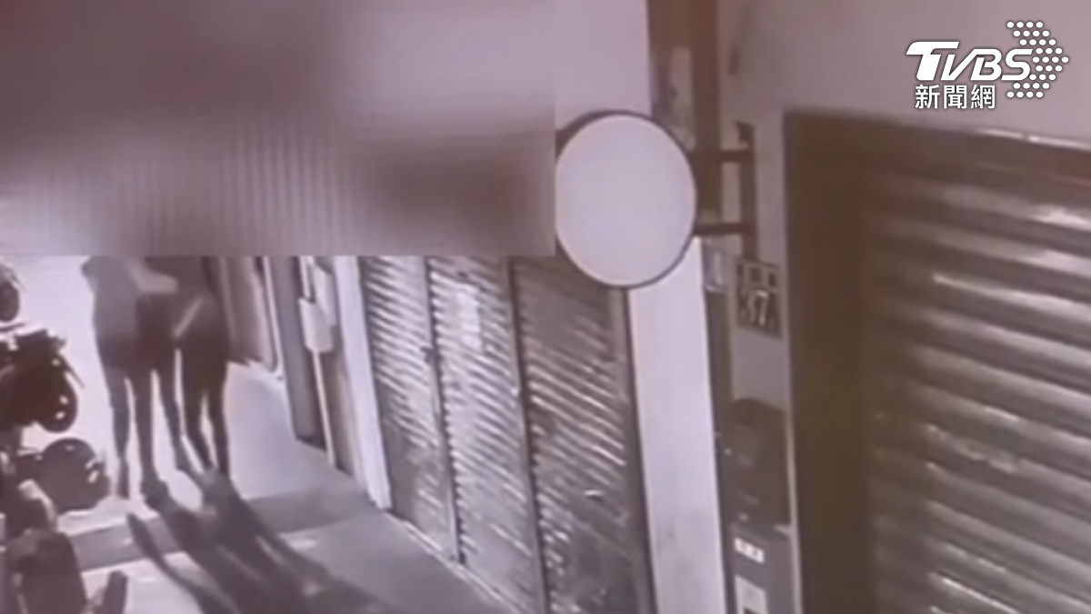 酒後口角釀街頭5打3！ 男持開山刀「砍頭、背」 刀刀致命│TVBS新聞網