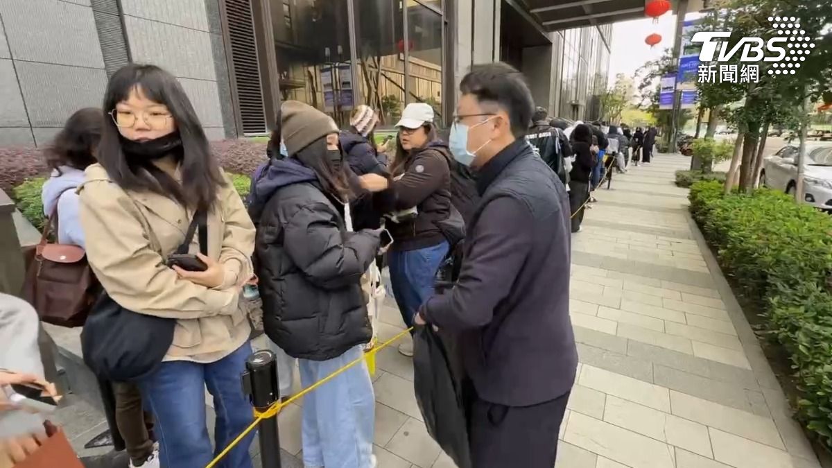 粉絲前晚就卡位！ Super Junior快閃店掀熱潮 她砸6萬搶周邊│TVBS新聞網