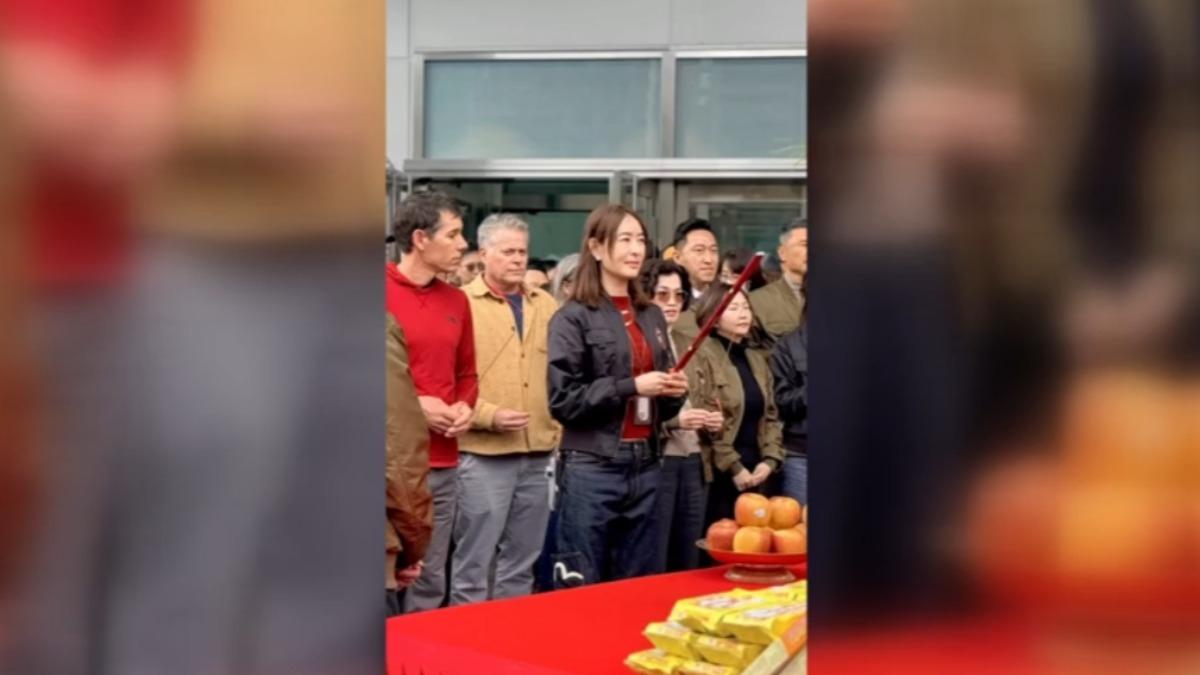 艾力克斯挑戰攀登台北101 賈永婕率團拜拜喊「幹大事」│TVBS新聞網