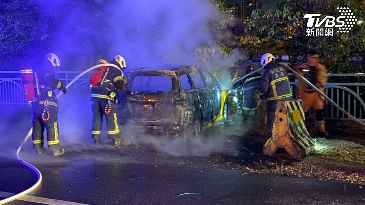 彰化計程車自燃陷火海慘剩骨架 運將倒臥車門旁│TVBS新聞網