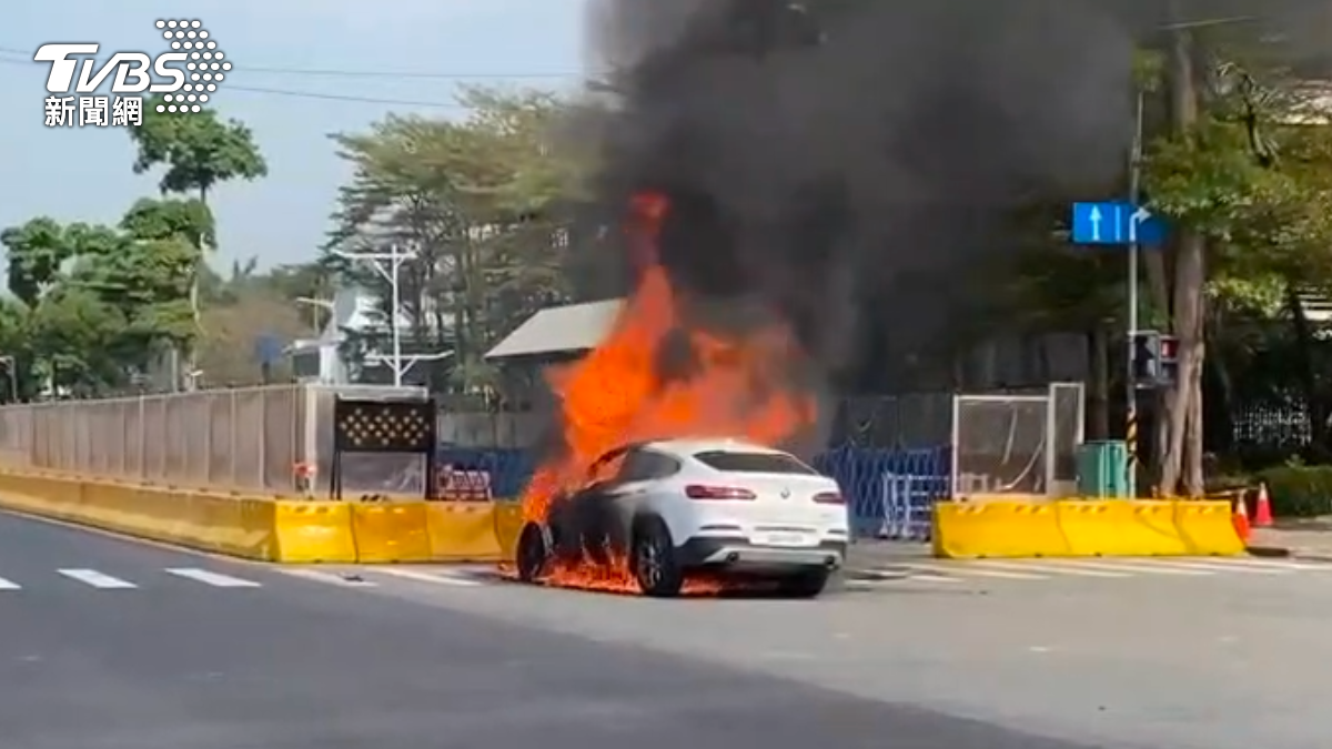 快訊／高雄正修科大前火燒車！BMW狂竄濃煙火舌 爆炸聲嚇壞師生│TVBS新聞網