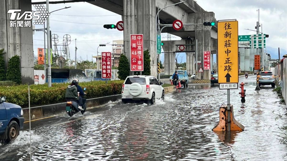 快訊／用路人注意！新北大道5段疑管線遭挖破「水淹路面」│TVBS新聞網
