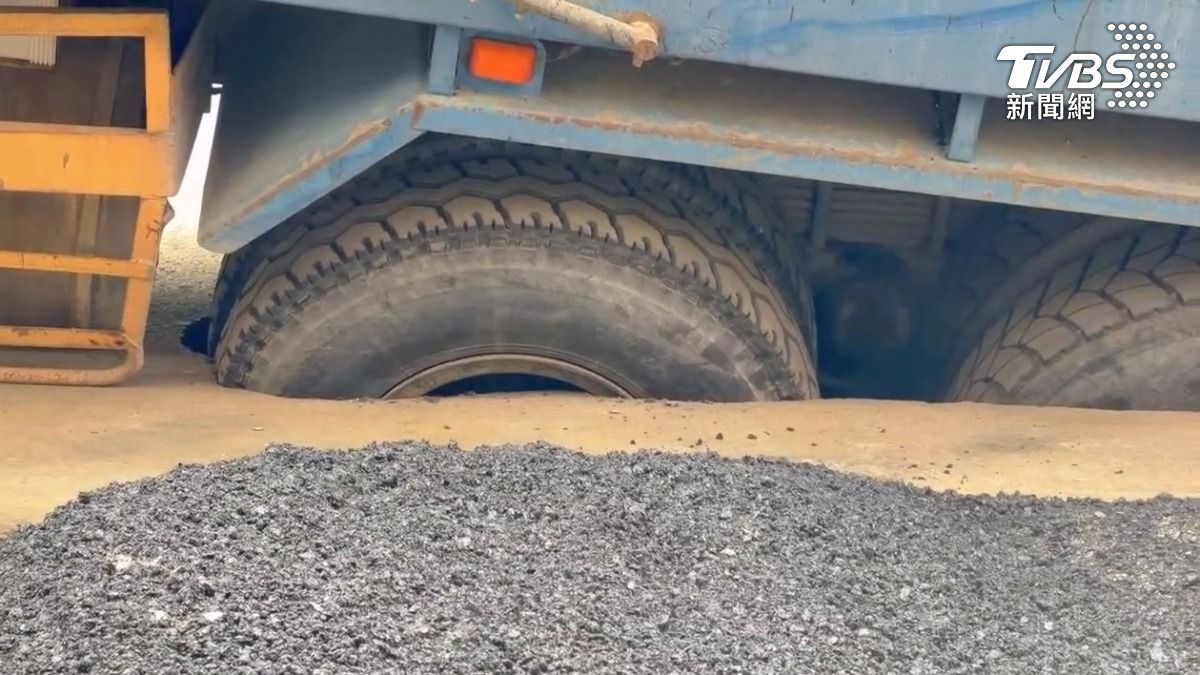 台南詭異路段「2年吞3車」！ 貨車來填洞秒陷落 居民氣炸│TVBS新聞網