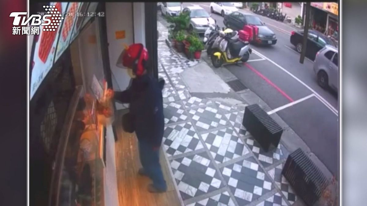 4分鐘內2人取同單！外送員疑「假轉單真詐領」300元雞蛋仔 店家怒│TVBS新聞網