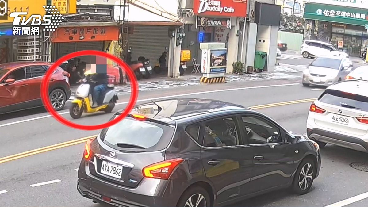 4分鐘內2人取同單！外送員疑「假轉單真詐領」300元雞蛋仔 店家怒│TVBS新聞網