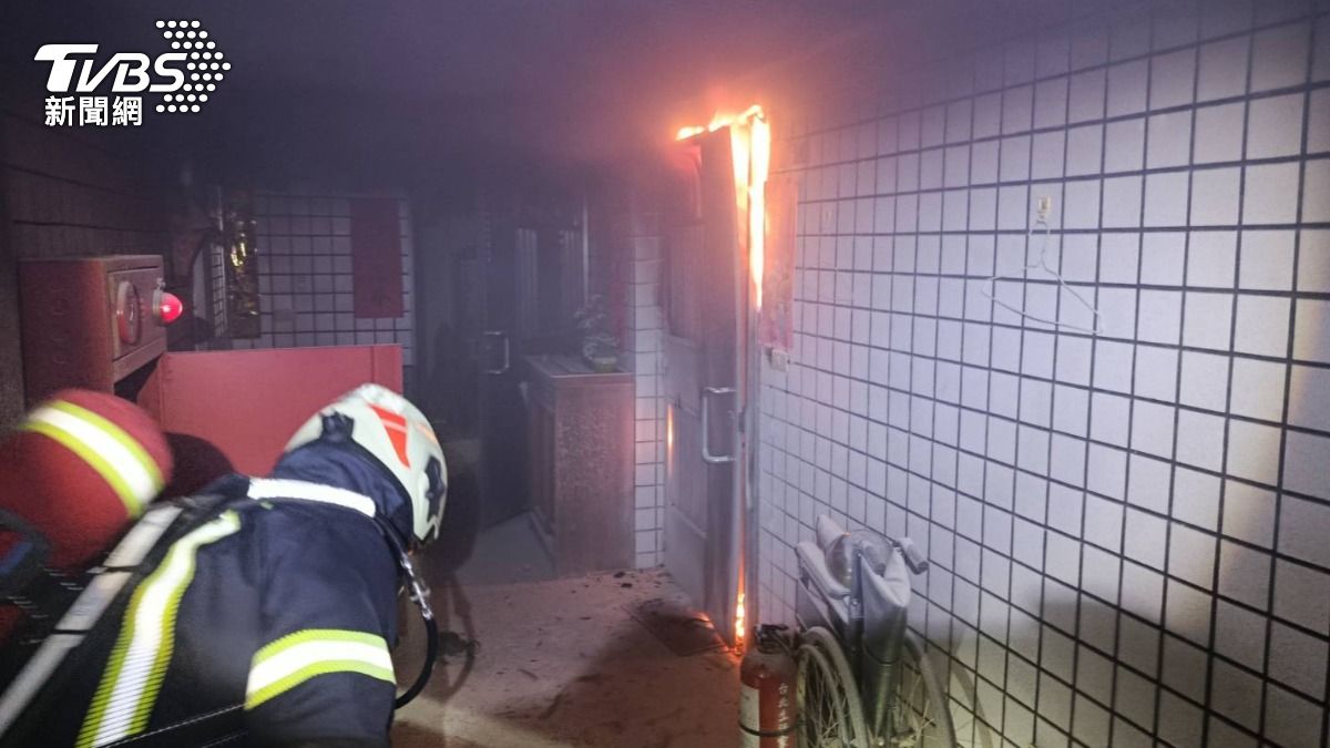 基隆火災／暗夜惡火！消防員詹能傑三進火場 「脫面罩救人」殉職│TVBS新聞網