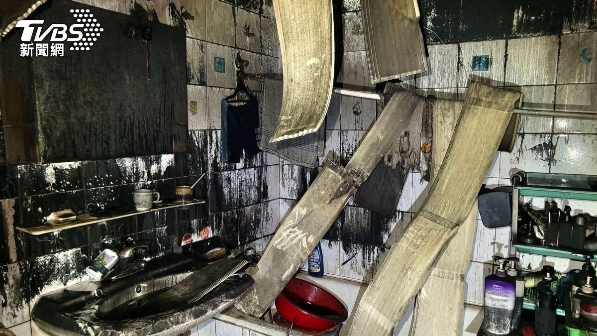 基隆火災／起火戶內部畫面曝！滿堆回收舊衣雜物「崩落無處可站」│TVBS新聞網