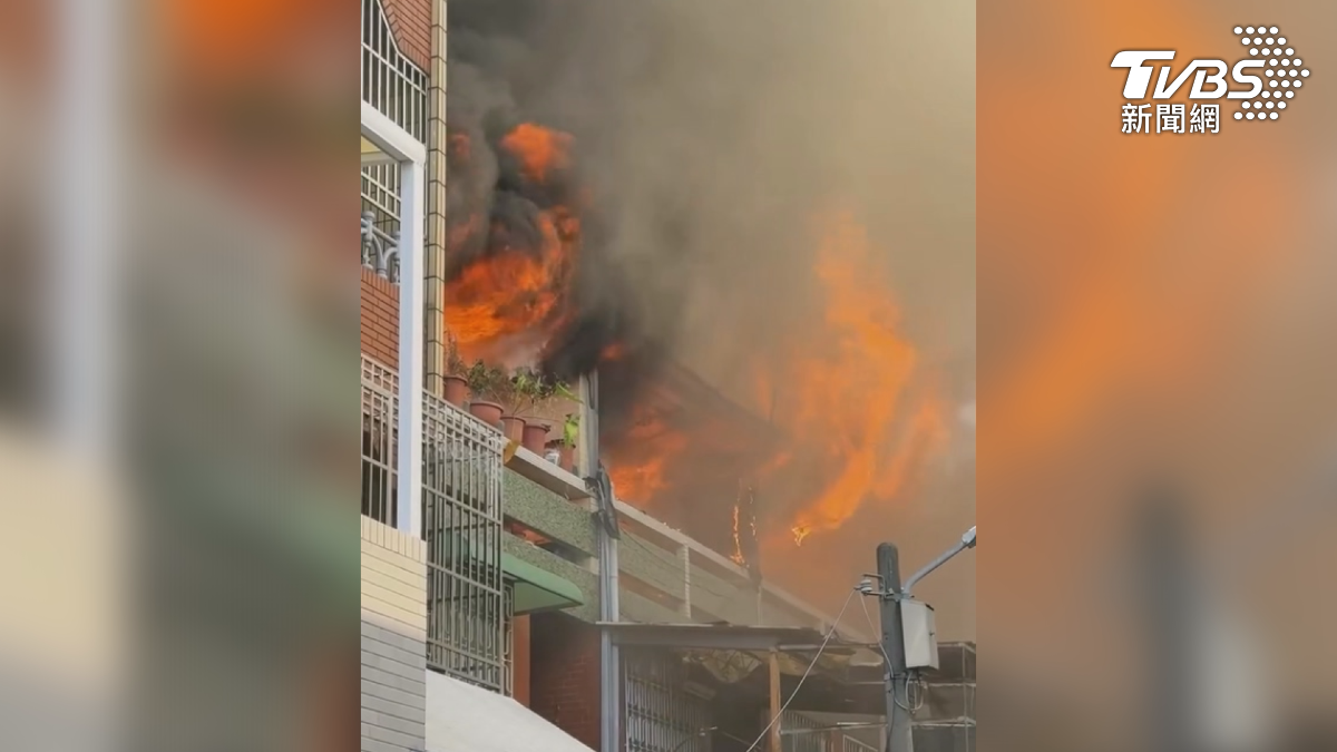 台南東區連兩起火警！透天鐵皮加蓋燒3戶 學生租屋也遭殃│TVBS新聞網