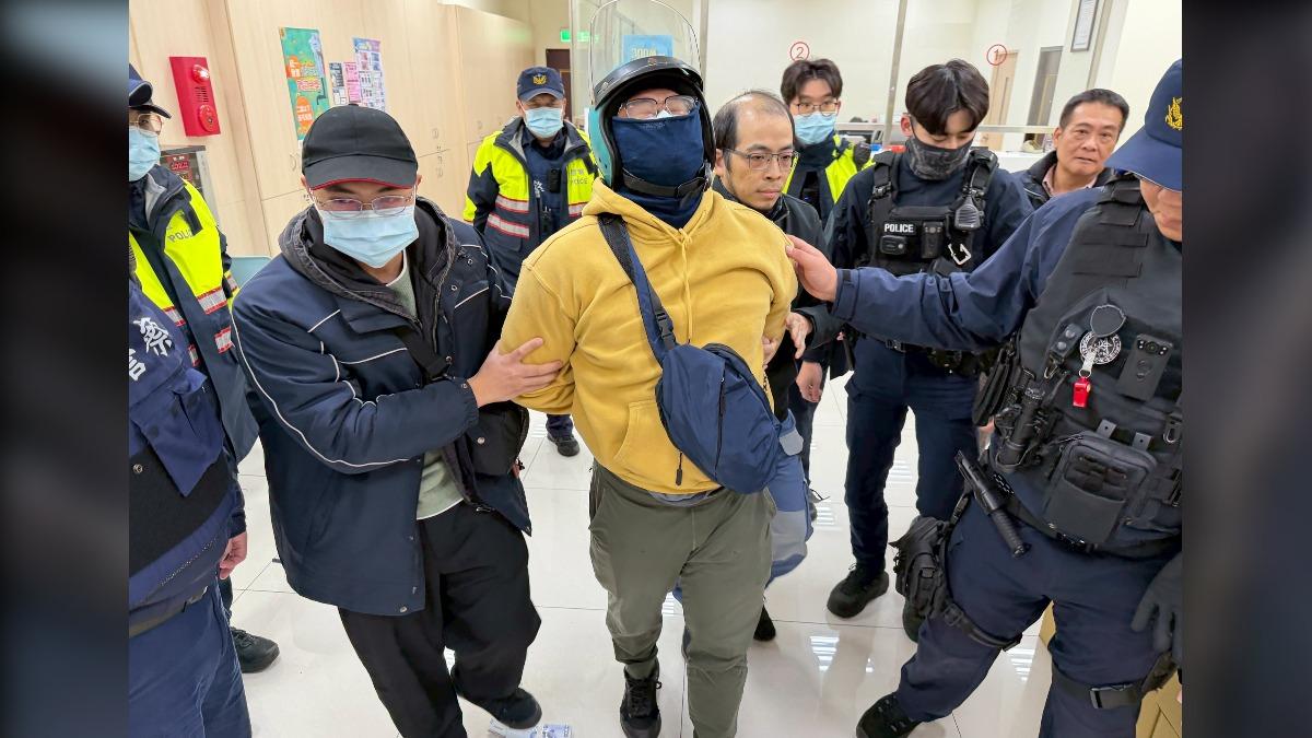春節防搶大演練！ 中壢警分局農會內「警匪對峙」民眾嚇一跳│TVBS新聞網