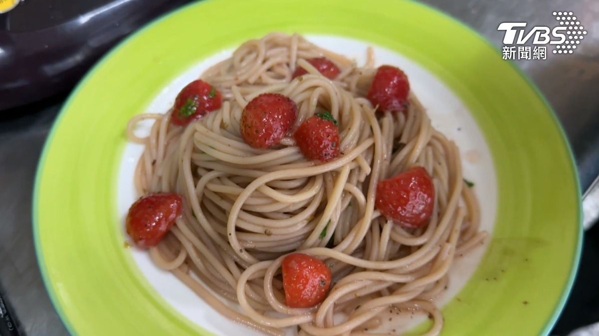 獨／草莓季創意料理夯！ 義大利麵飄莓香 巧克力雞排甜鹹併吃│TVBS新聞網