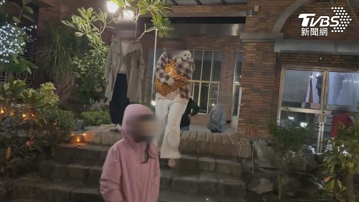 高雄新建豪宅深夜竄火！ 26樓燒成火海 消防員徒步搶救│TVBS新聞網