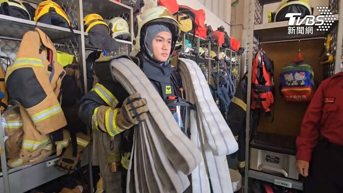 高雄新建豪宅深夜竄火！ 26樓燒成火海 消防員徒步搶救│TVBS新聞網