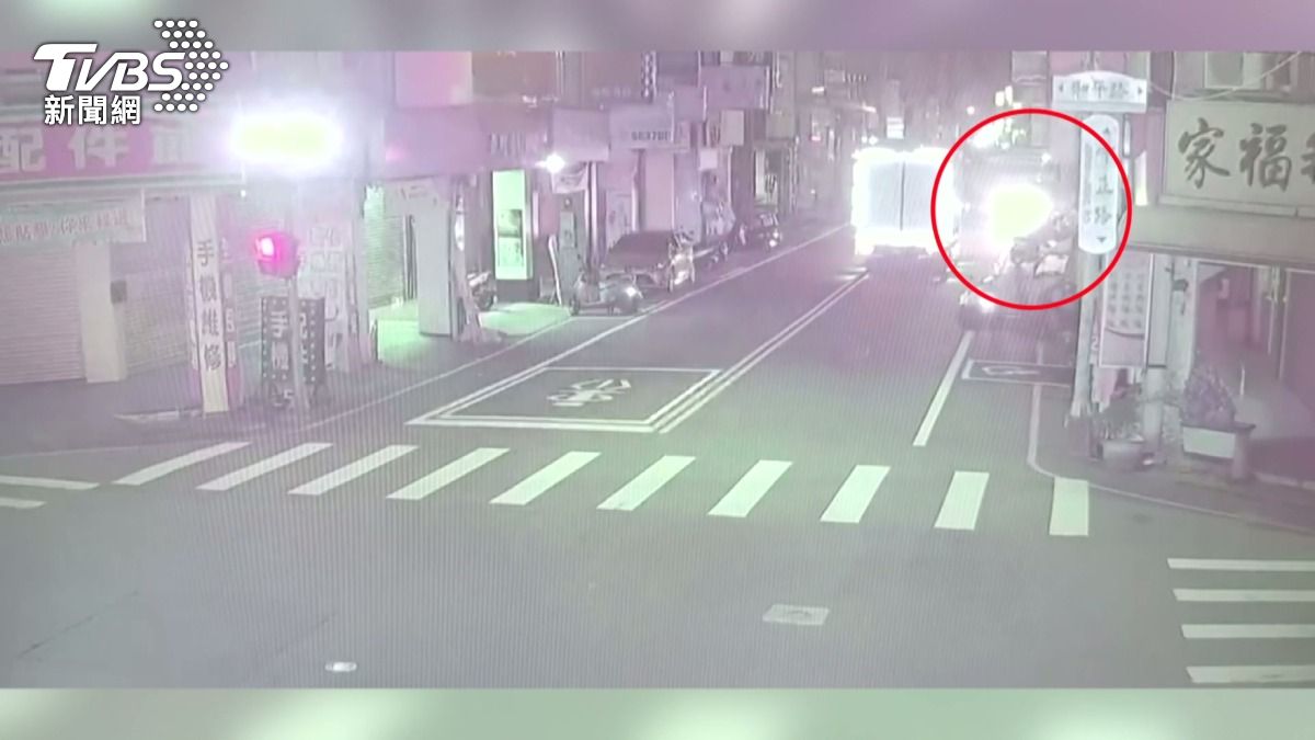 女買早餐精神差「逆向撞消防栓」 水柱噴3公尺淹路賠近10萬│TVBS新聞網